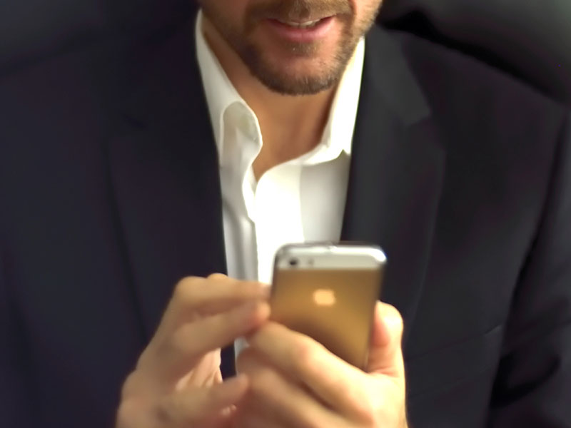 The 10 Text Messages That Make Men Want You - Amy North